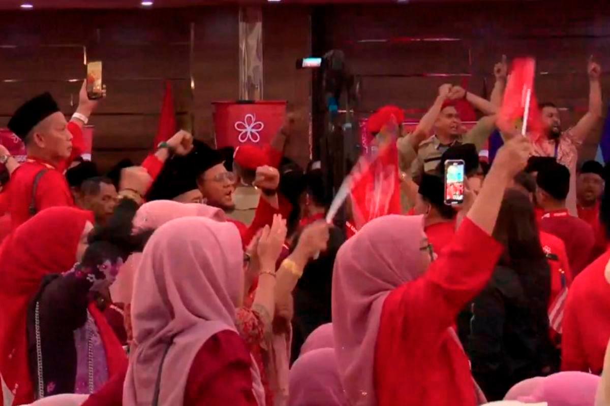 Bersatu assembly erupts in chaos over calls for president to step down