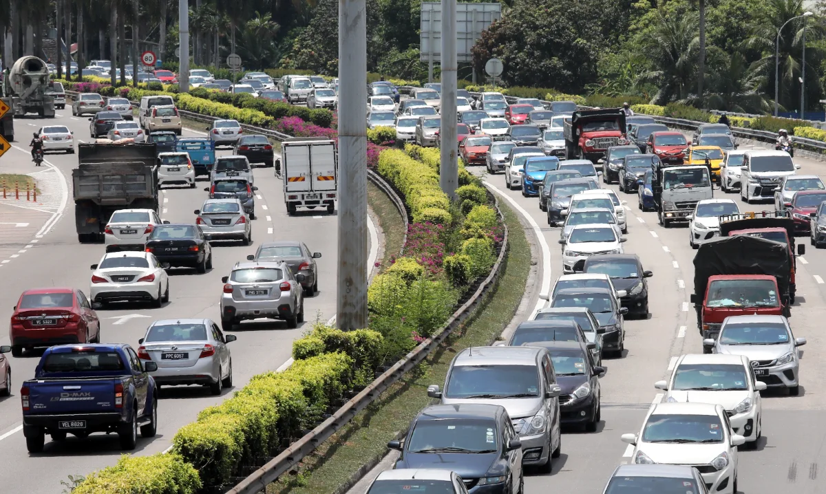 Lorry skids blocks PLUS highway causing 6km traffic gridlock