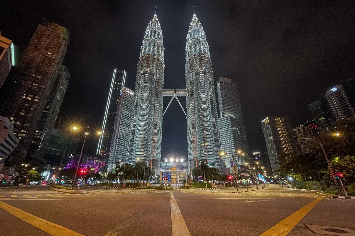 DBKL fines 22 unlicensed photographers at Petronas Twin Towers