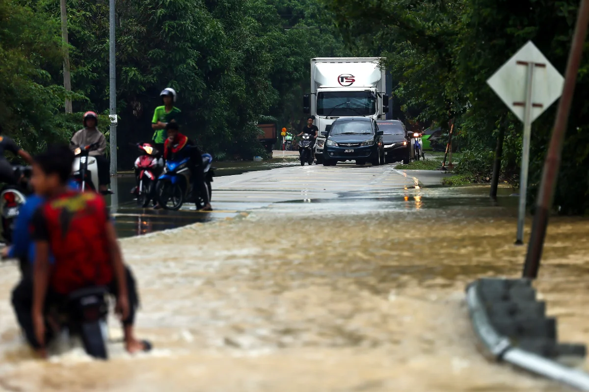 KPWKM urges caution as floods claim two lives in Kelantan