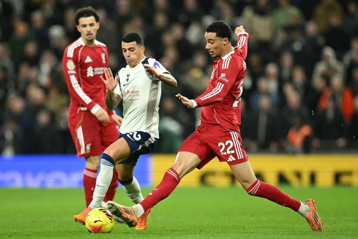 Liverpool beat nine-man Tottenham but Isak injury mars victory