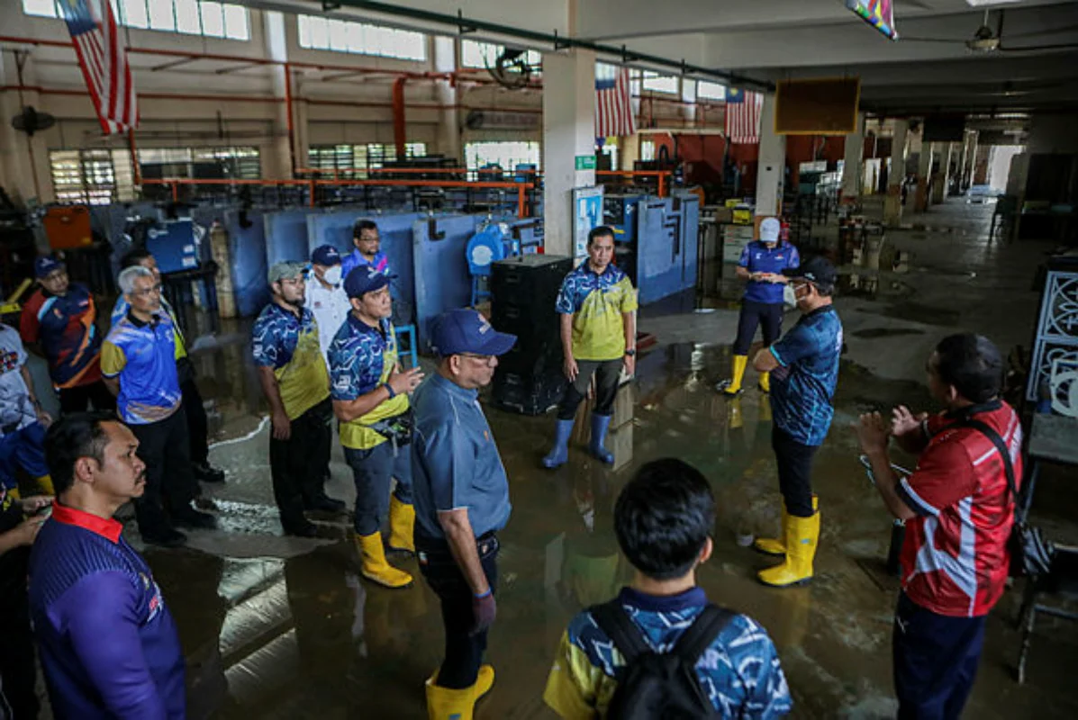 Ministry squad aids flood recovery at Perlis training college