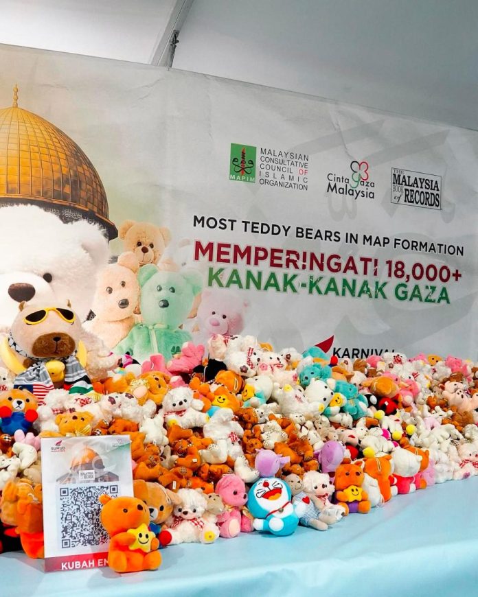 8,000 teddy bears form Palestine map in Malaysia solidarity record