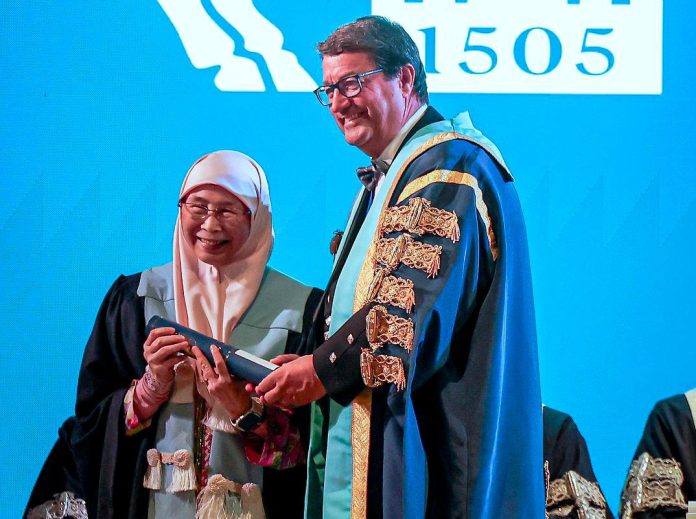 Dr Wan Azizah receives honorary surgery fellowship from RCSEd