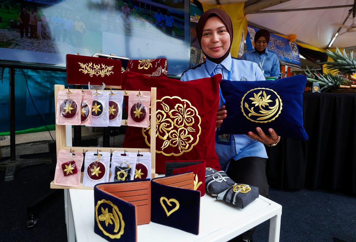 Gold thread embroidery products by Tapah Prison: An attraction at Perak ...