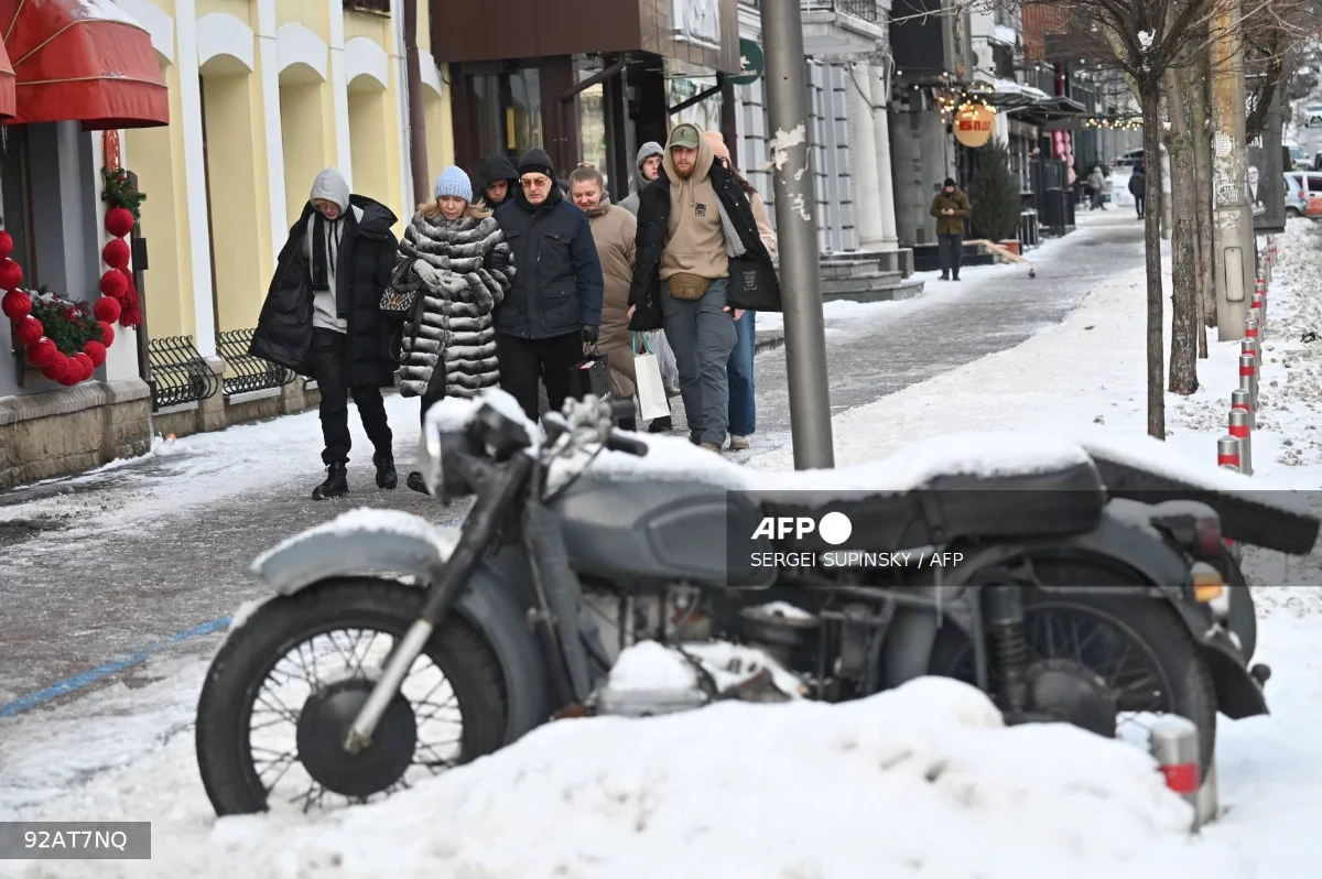 Kyiv residents endure freezing cold as Russian strikes cut off heat