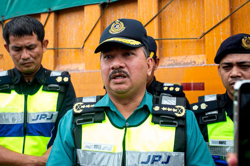 Lorry operators use thuggish tactics to avoid weighing procedure - JPJ