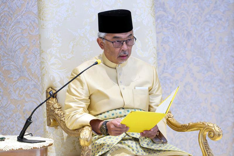 Pahang Sultan presents instruments of appointment to new State ...