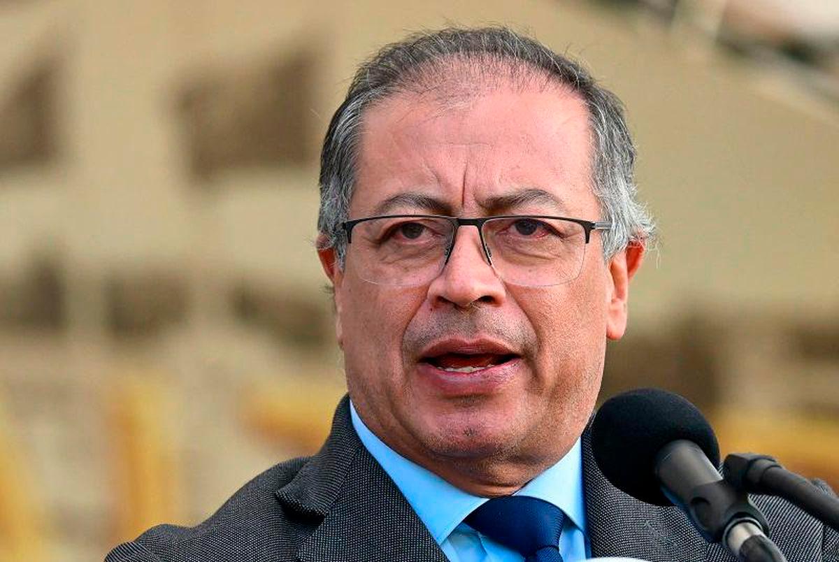 Six Colombian police killed in clashes with drug cartel