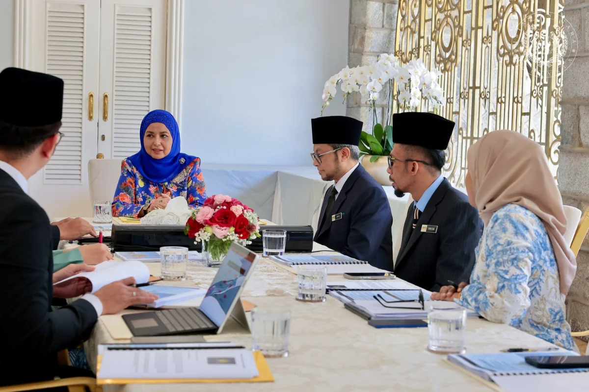 Queen briefed on Arts and Culture Mentoring Programme for B40 students