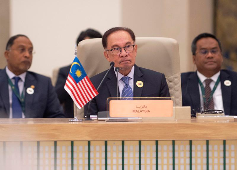Anwar meets family of former UIAM Rector in Riyadh