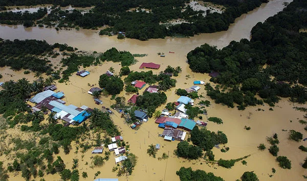 Flood crisis deepens in Sabah, Sarawak opens first relief centre