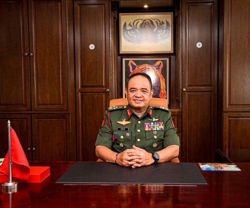 Muhammad Hafizuddeain dilantik PTD yang baharu