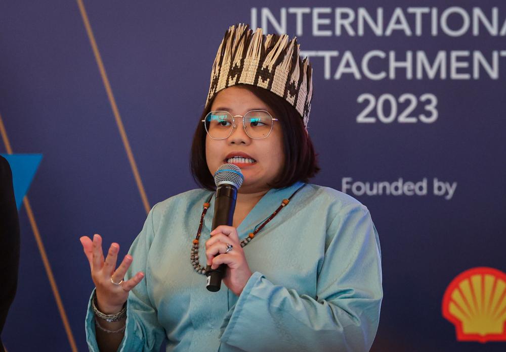 Pensyarah TAR UMT jadi wanita Orang Asli pertama terima Geran Anugerah ...
