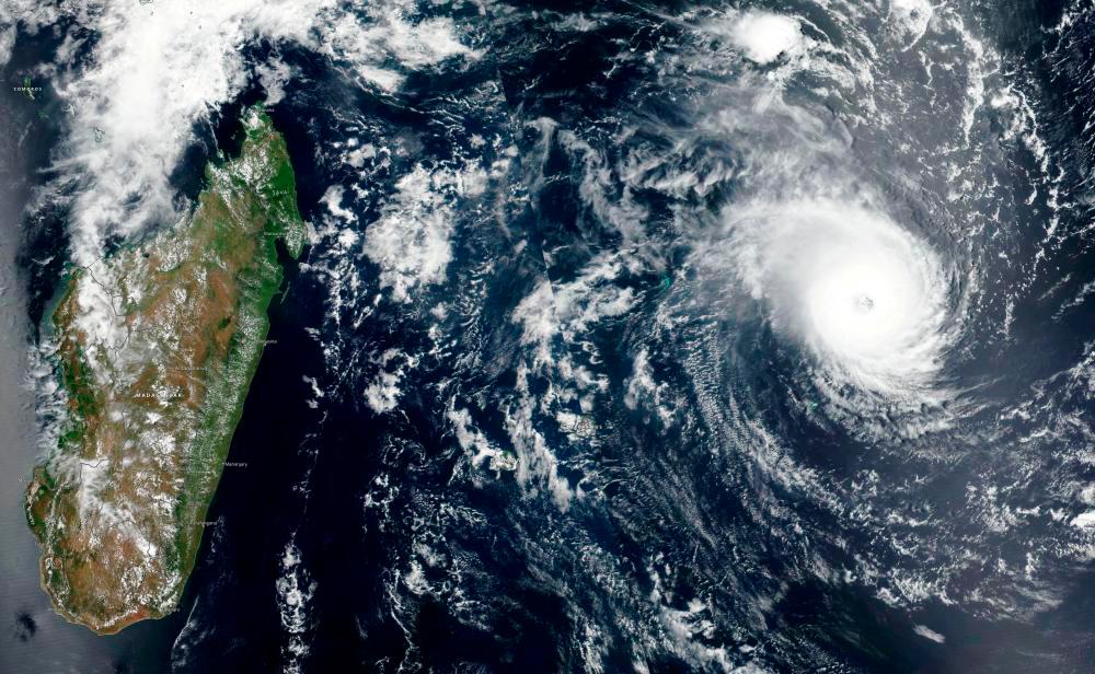 South Sea paradise Vanuatu braces for super cyclone Lola