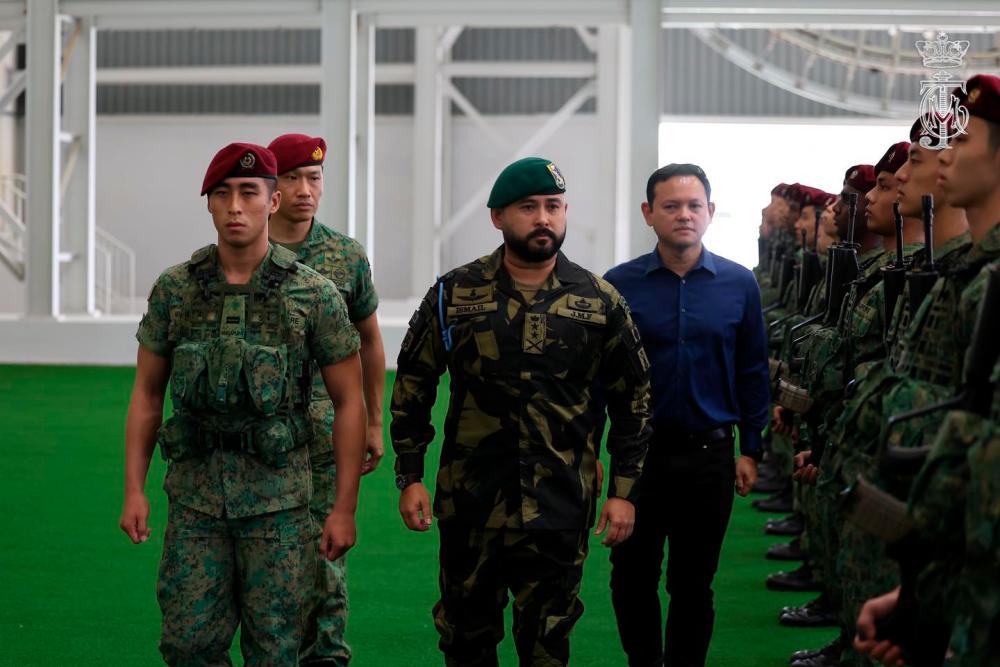 Tunku Ismail visits SAF commandos HQ in Singapore