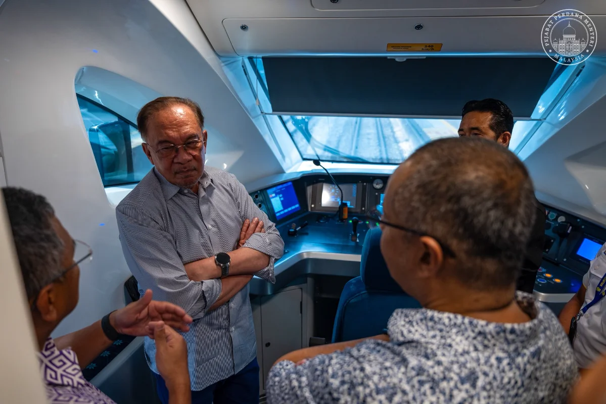 PM Anwar inspects ETS3 operations on KL-JB route