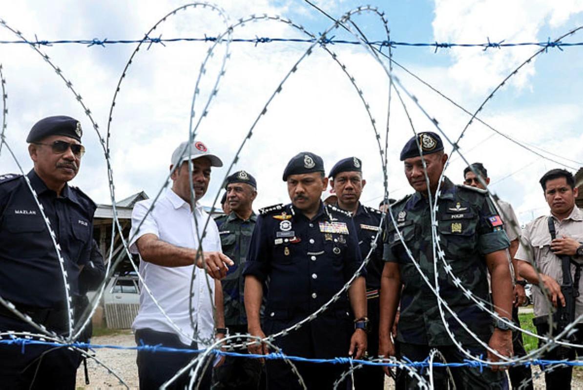 Concertina wire installed at Malaysia-Thailand border bases
