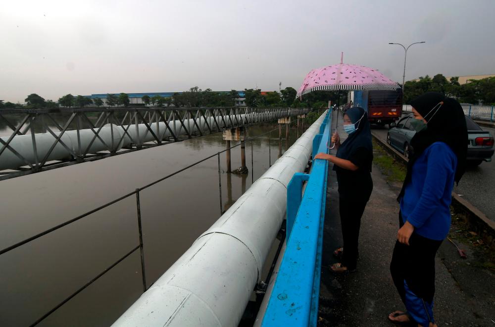 Clogged drains cause stagnant water in Taman Sri Muda — Fire Dept