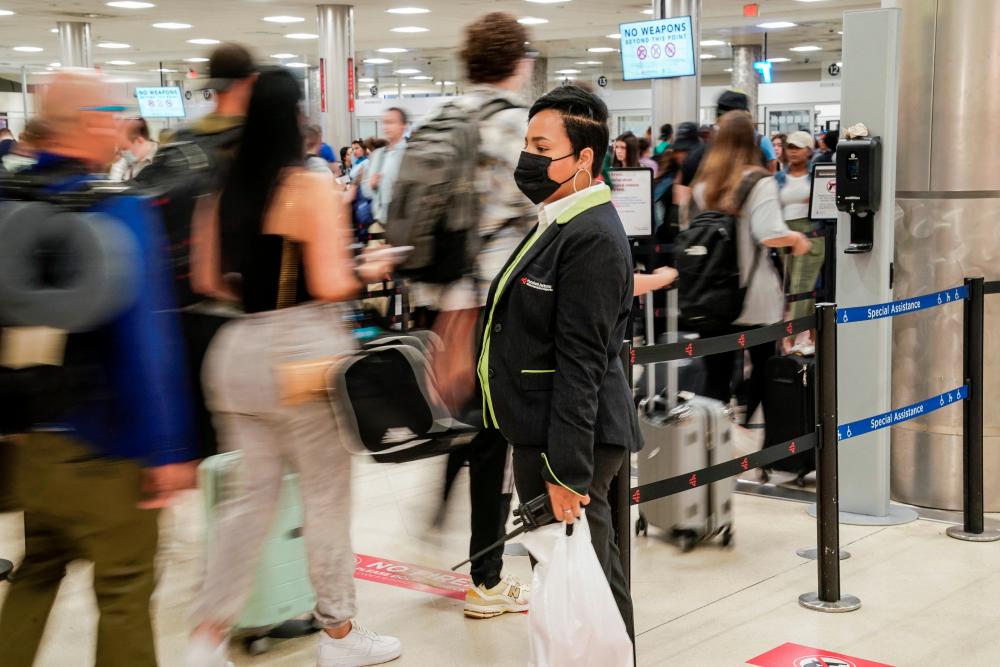 Hundreds of flights axed as US kicks off long holiday weekend