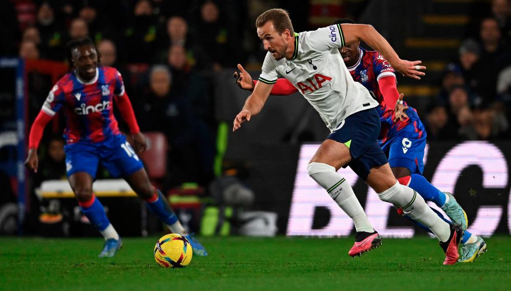 Kane double catapults Spurs to win at Palace