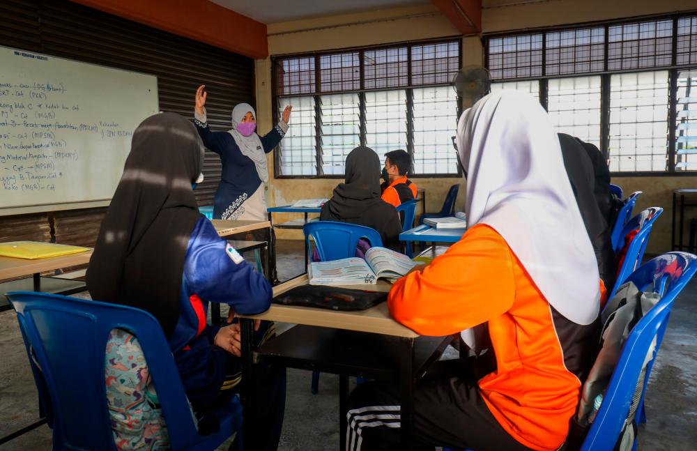 MOE looking into appropriate approaches to improve students’ literacy