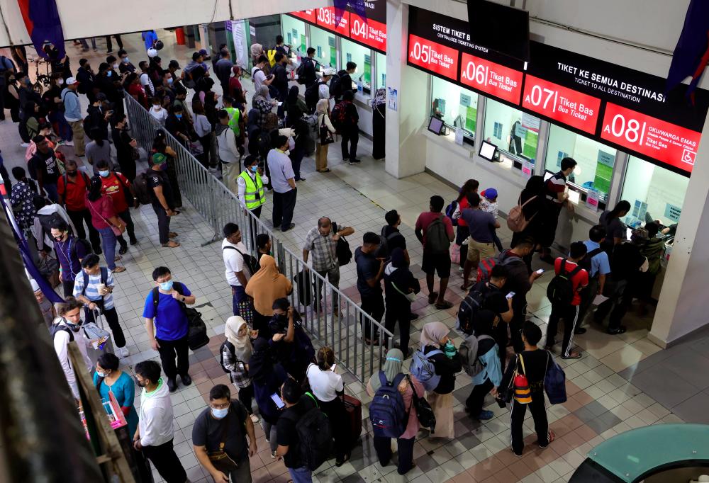 PRU15: Bagai musim perayaan, Terminal Bas Larkin Sentral sesak ramai ...