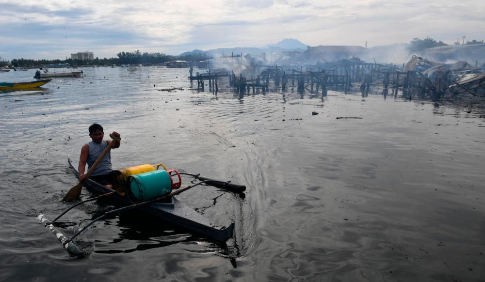Sabah: Fire engulfs 10 squatter water-houses in Tanjung Aru Baru (Updated)