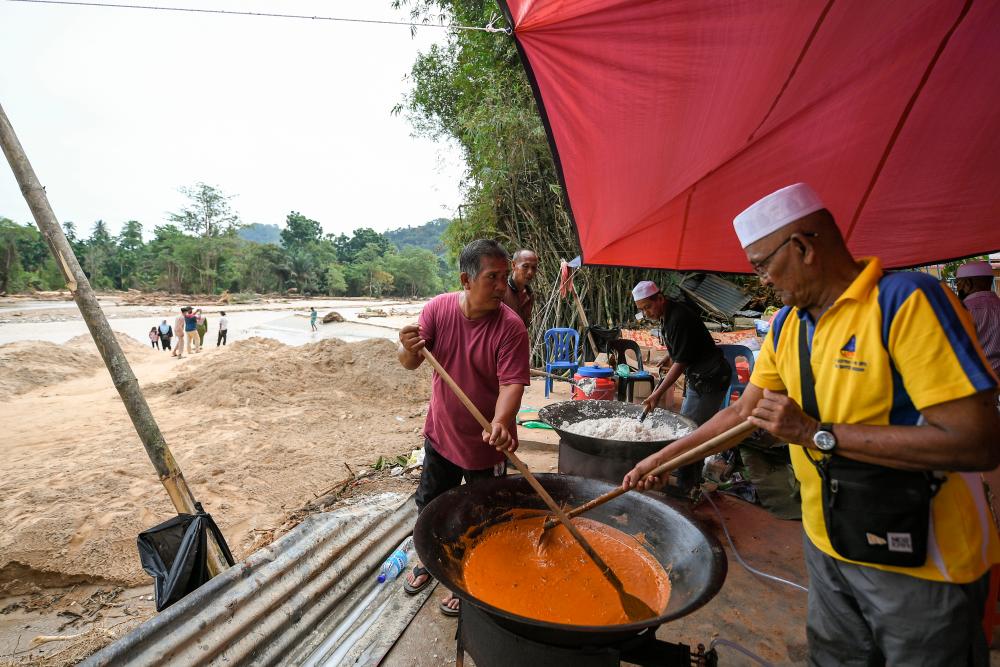 Sombre Aidiladha for flood victims in Kampung Iboi