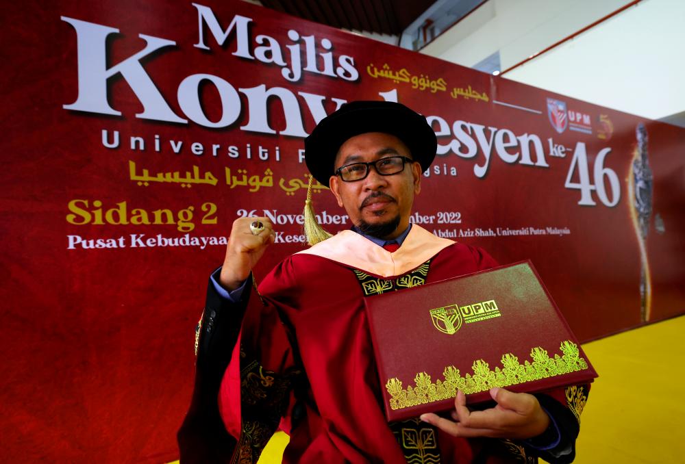 Teacher with stage 4 cancer graduates with PhD, aims to inspire his ...