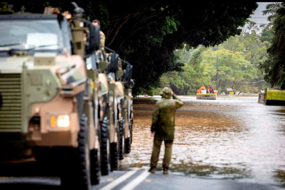 Thousands of Australians flee homes as floods inundate towns