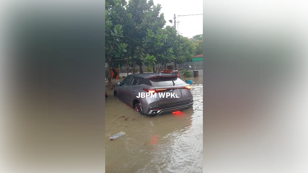 Eight vehicles trapped in Klang Valley flash floods